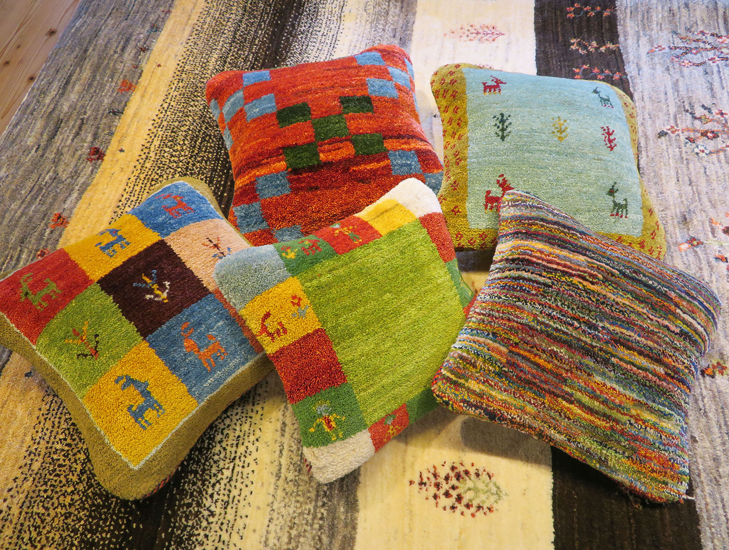 31日（金）長崎空港ギャッベ展スタート！ - ASOシルクロードギャラリー